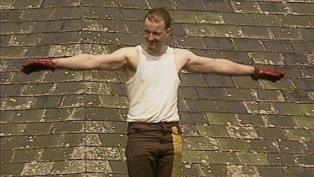 Strangeways riot: Ex-inmates recall siege, 25 years on - BBC News