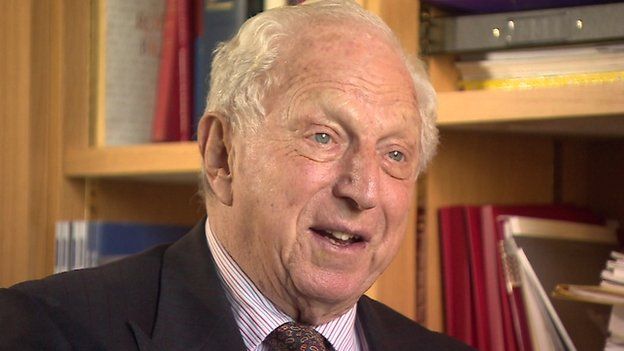 Strangeways riot: Lord Woolf calls for new UK jail inquiry - BBC News