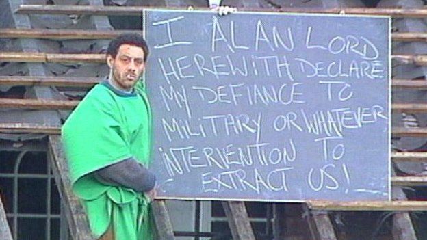 Strangeways riot: Ex-inmates recall siege, 25 years on - BBC News