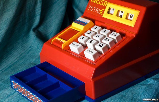 How do toy banknotes get past cashiers? - BBC News