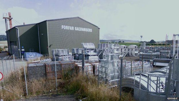 Forfar firm fined after worker crushed by heavy metal - BBC News
