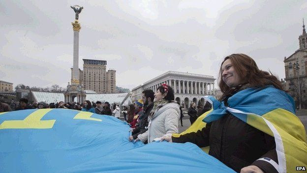 Crimea fears amid joy one year after Russia's annexation - BBC News
