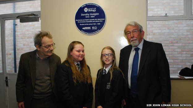 School unveils plaque to Nobel-winning pupil Dorothy Hodgkin - BBC News