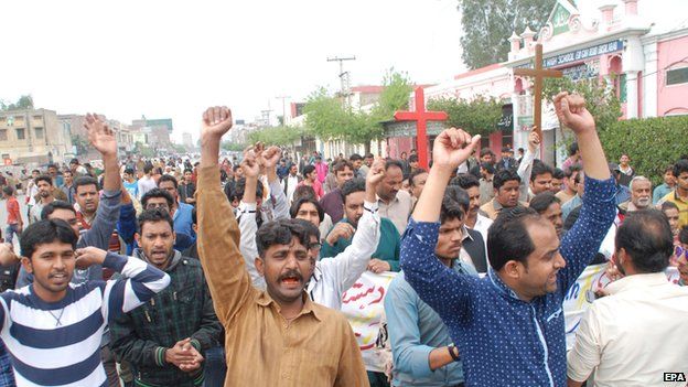 Deadly blasts hit Pakistan churches in Lahore - BBC News