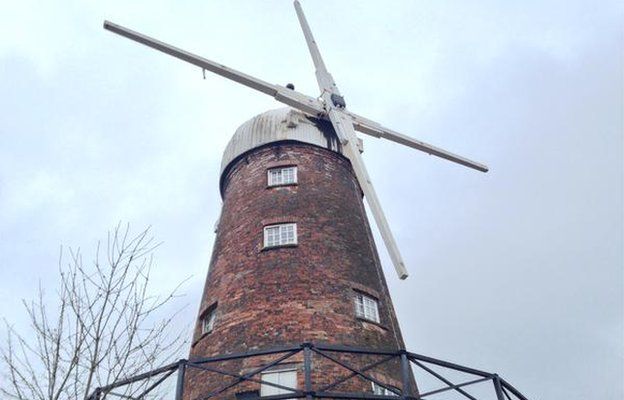 Green's Mill windmill: Sails delay for Nottingham landmark - BBC News