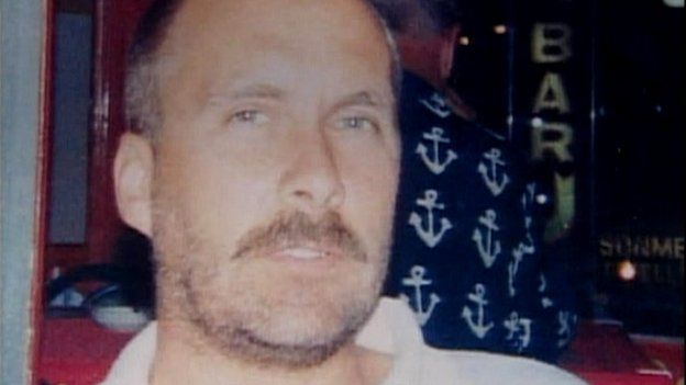 Killer of Anthony and Linda O'Malley on the run - BBC News