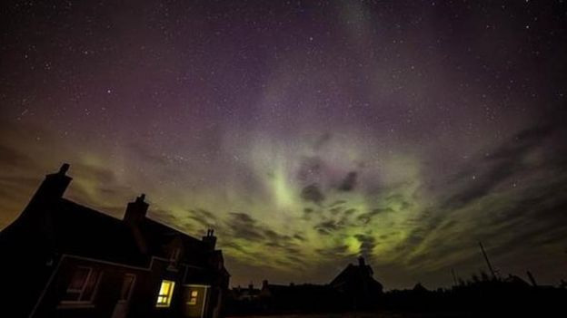 Northern Lights seen over England - BBC News