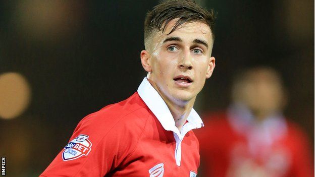 Joe Bryan: Bristol City wing-back wins Football League award - BBC Sport