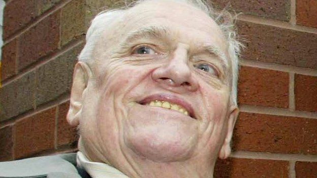 Cyril Smith M1 arrest: Five witnesses come forward - BBC News