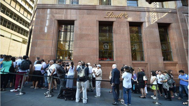 Sydney siege Lindt cafe reopens to crowds of customers - BBC News