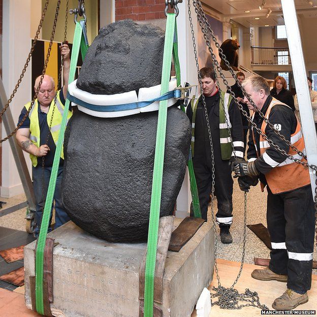 'Easter Island head': Rapa Nui statue arrives in Manchester - BBC News
