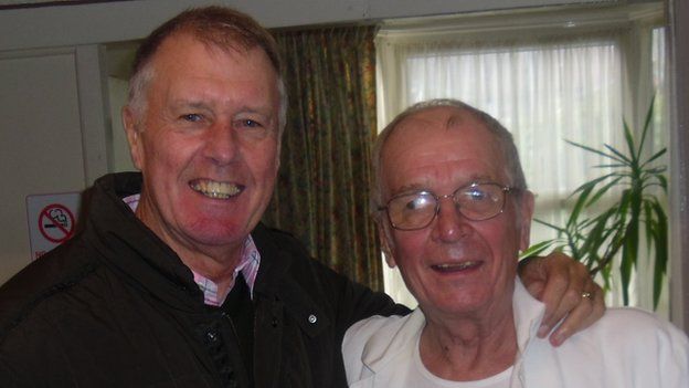 Welsh-born West Ham physiotherapist hangs up his boots - BBC News