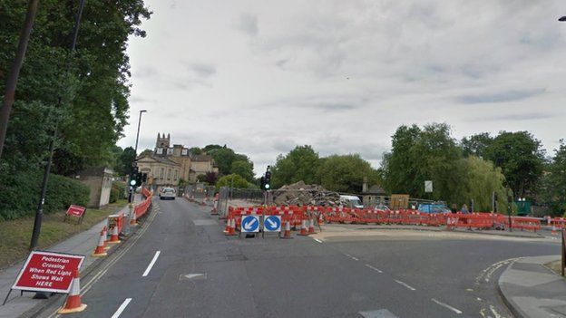 Bath's Widcombe Parade roadworks 'mismanaged' - BBC News
