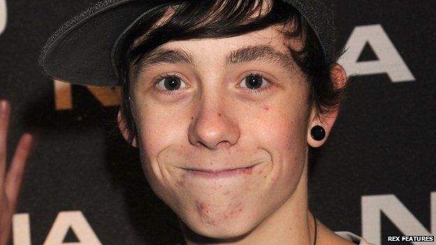 McBusted lead tributes after death of Lil Chris - BBC News