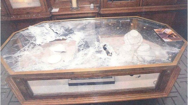 Eight years for Edinburgh jewellery raid thief - BBC News