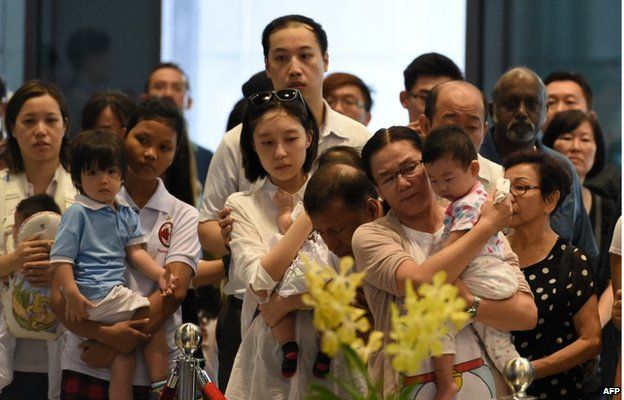 Lee Kuan Yew: Singaporeans urged not to join queues - BBC News