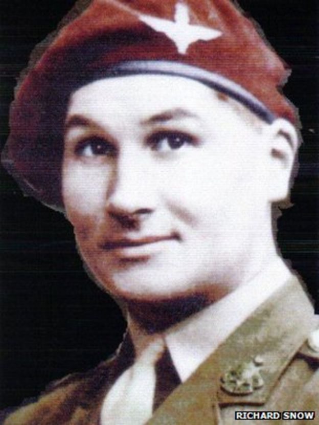 Tunbridge Wells plaque for WWII Victoria Cross soldier - BBC News