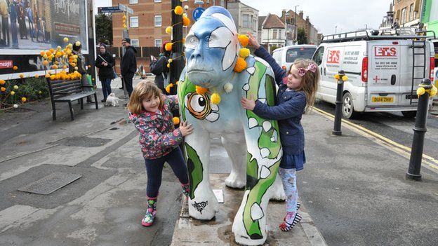 Bristol pom-poms celebrate start of British Summer Time - BBC News