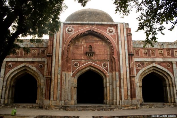 The forgotten mosques of Delhi - BBC News