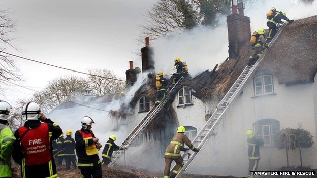 Longparish thatched cottage destroyed in blaze - BBC News