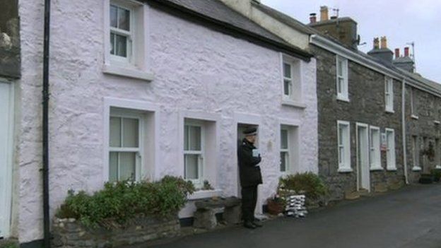 Ian Anderson denies murdering his wife's lover Neil Roberts - BBC News