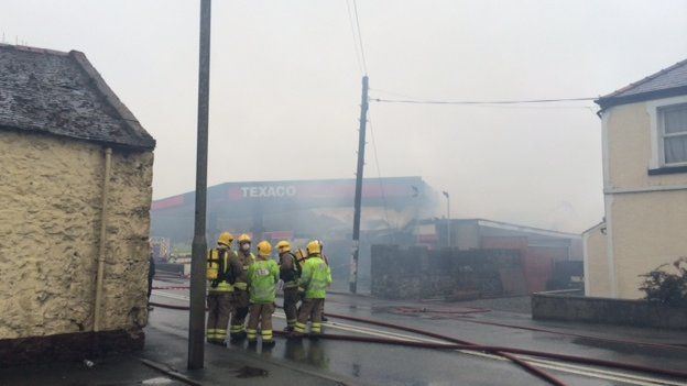 Anglesey families returning home following fire evacuation - BBC News