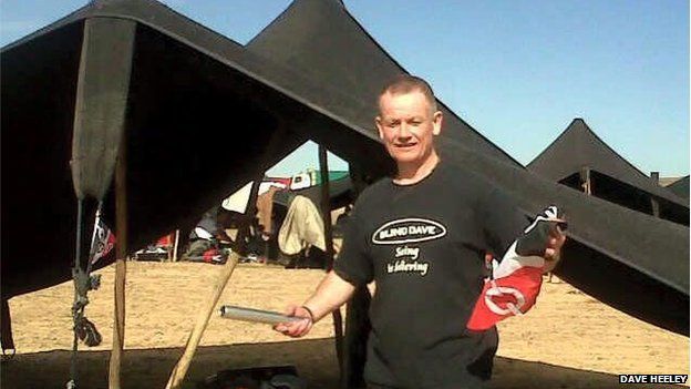 'Blind Dave' Heeley completes Marathon des Sables challenge - BBC News