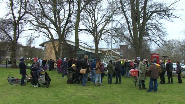 Cambridge park rally to support mother 'targeted by racists' - BBC News