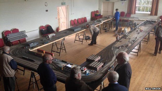 Giant model railway opens to public in Cheshire - BBC News