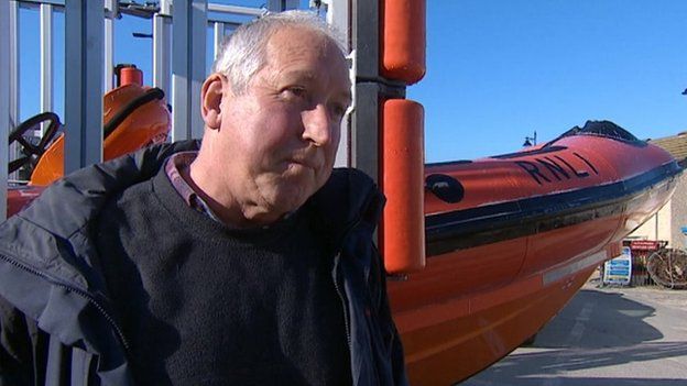 Five tourists winched from Cornish beach - BBC News