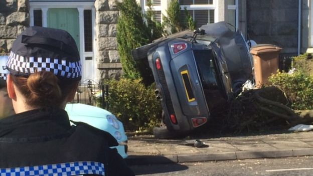 Car crashes into Aberdeen garden and overturns - BBC News