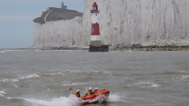 Giant crack at Beachy Head sparks alert - BBC News