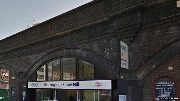 Birmingham Snow Hill station entrance 'should be open longer' - BBC News