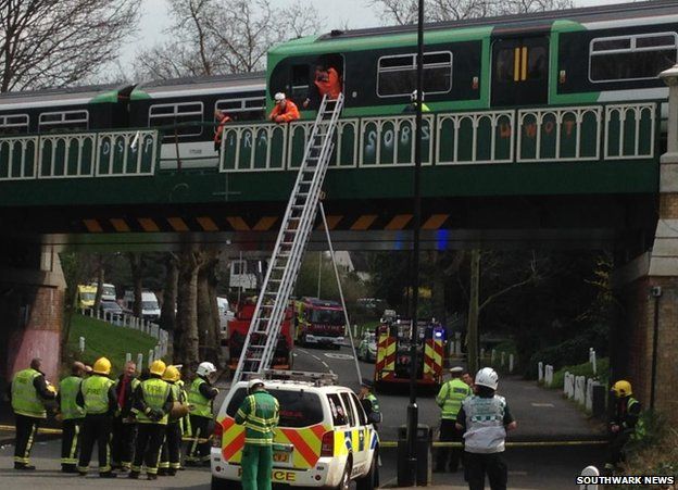 Lorry hits North Dulwich bridge as train heads towards it - BBC News