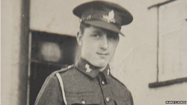 WW2 ambush survivor Alf Davies's memories in time capsule - BBC News