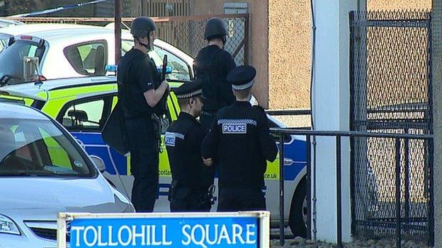 Armed police raid flat in Aberdeen drugs operation - BBC News