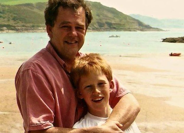 Rowers leave New York for Atlantic record bid - BBC News