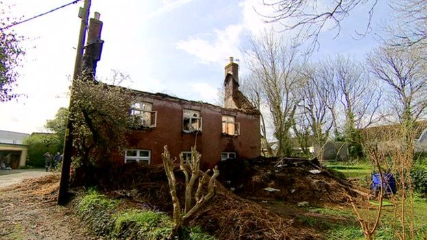Fire rips through Cornwall thatched roof - BBC News