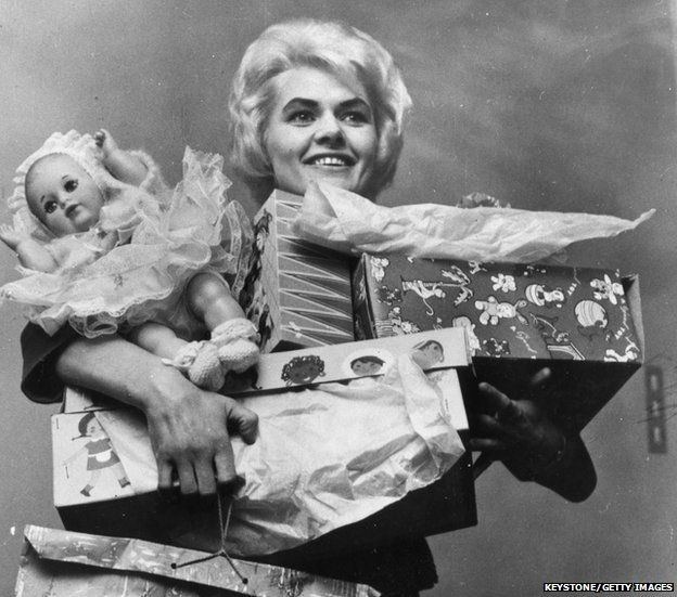 'Spend, spend, spend' Pools winner Viv Nicholson dies - BBC News