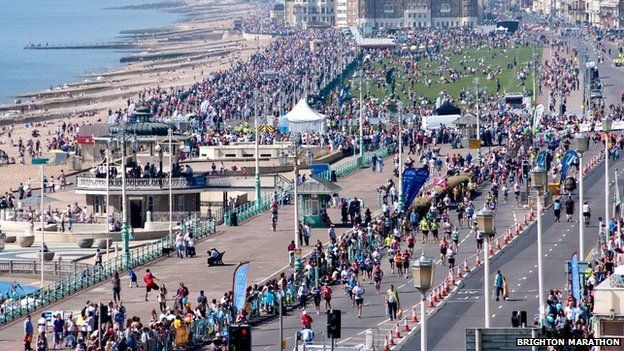 Thousands run in Brighton seaside marathon - BBC News