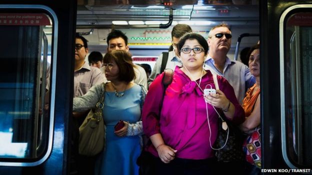 Singapore photographer captures life on the MRT - BBC News