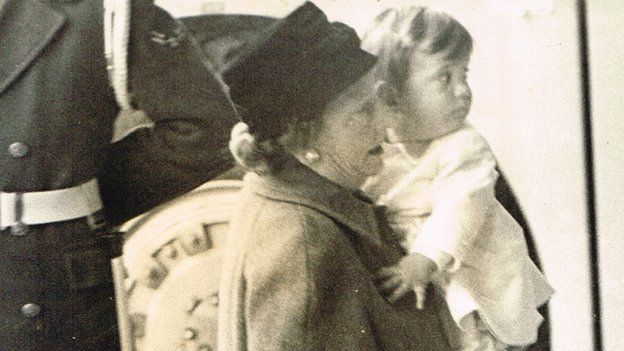 Dublin: Jackie Kennedy's silk maternity dress for sale - BBC News