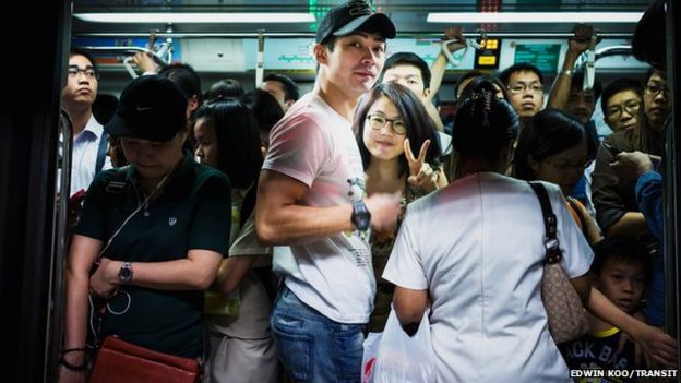 Singapore photographer captures life on the MRT - BBC News