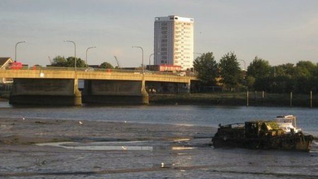 Northam Bridge repairs completed early - BBC News