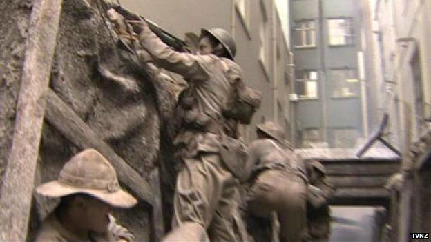 Anzac Day: New Zealand cities enact WW1 trench battle - BBC News