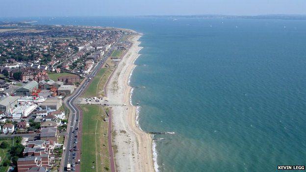 Solent crews find body in search for missing kayaker - BBC News