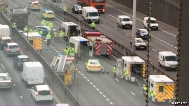 Five people hurt in eight-vehicle crash on Glasgow M8 - BBC News