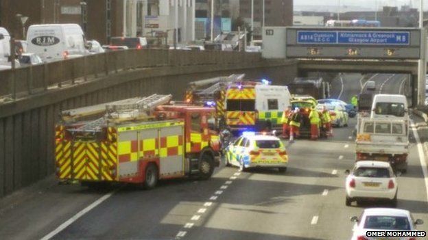 Five people hurt in eight-vehicle crash on Glasgow M8 - BBC News