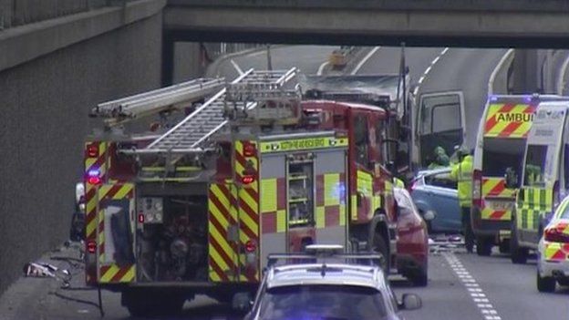 Five people hurt in eight-vehicle crash on Glasgow M8 - BBC News