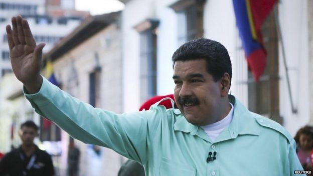 Venezuela mango-thrower gets flat from president - BBC News